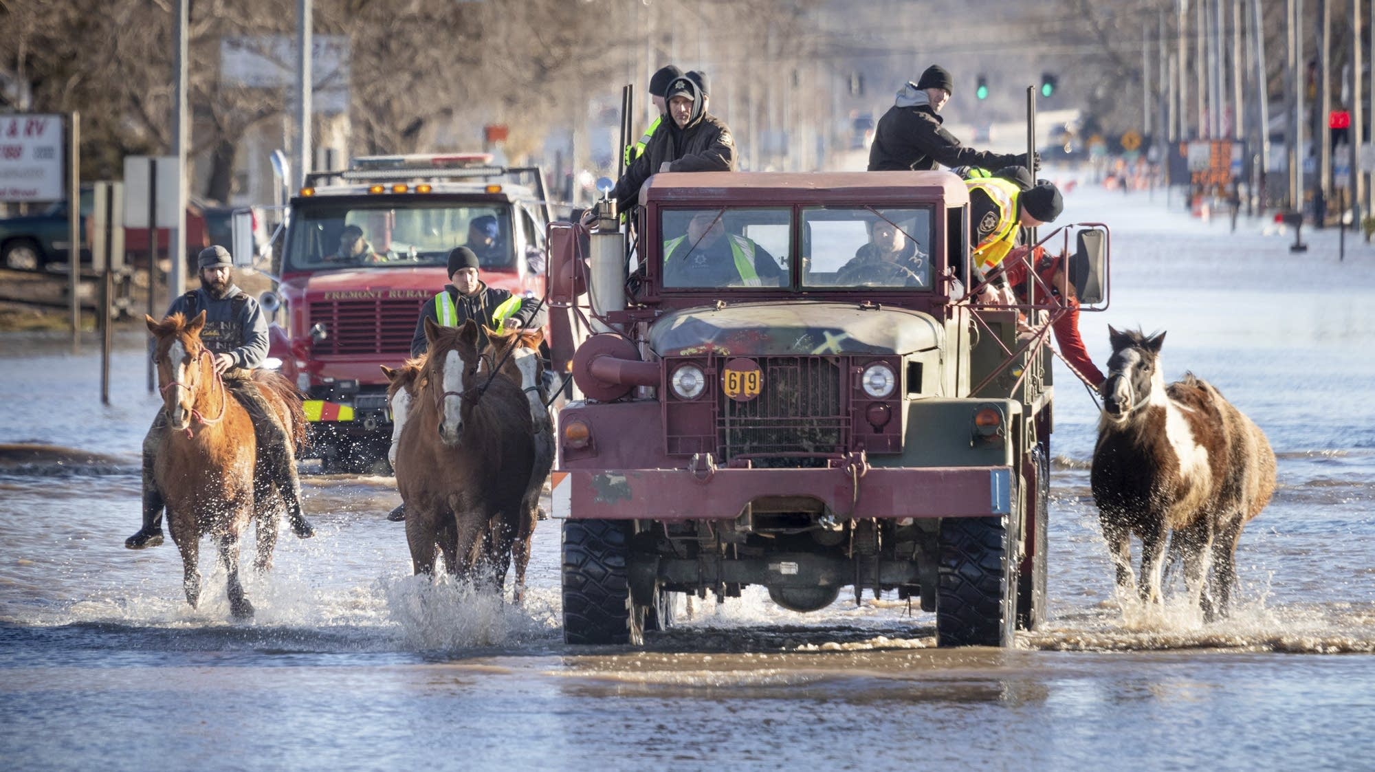 Rescues, evacuations as floodwaters breach levees in Midwest | MPR News