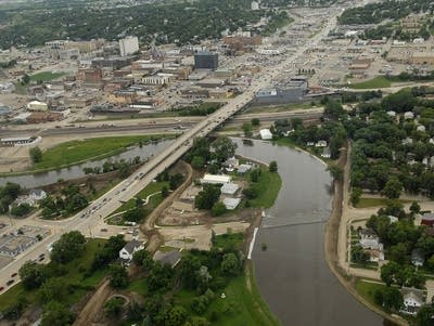 More evacuations in Minot as flood outlook worsens | MPR News