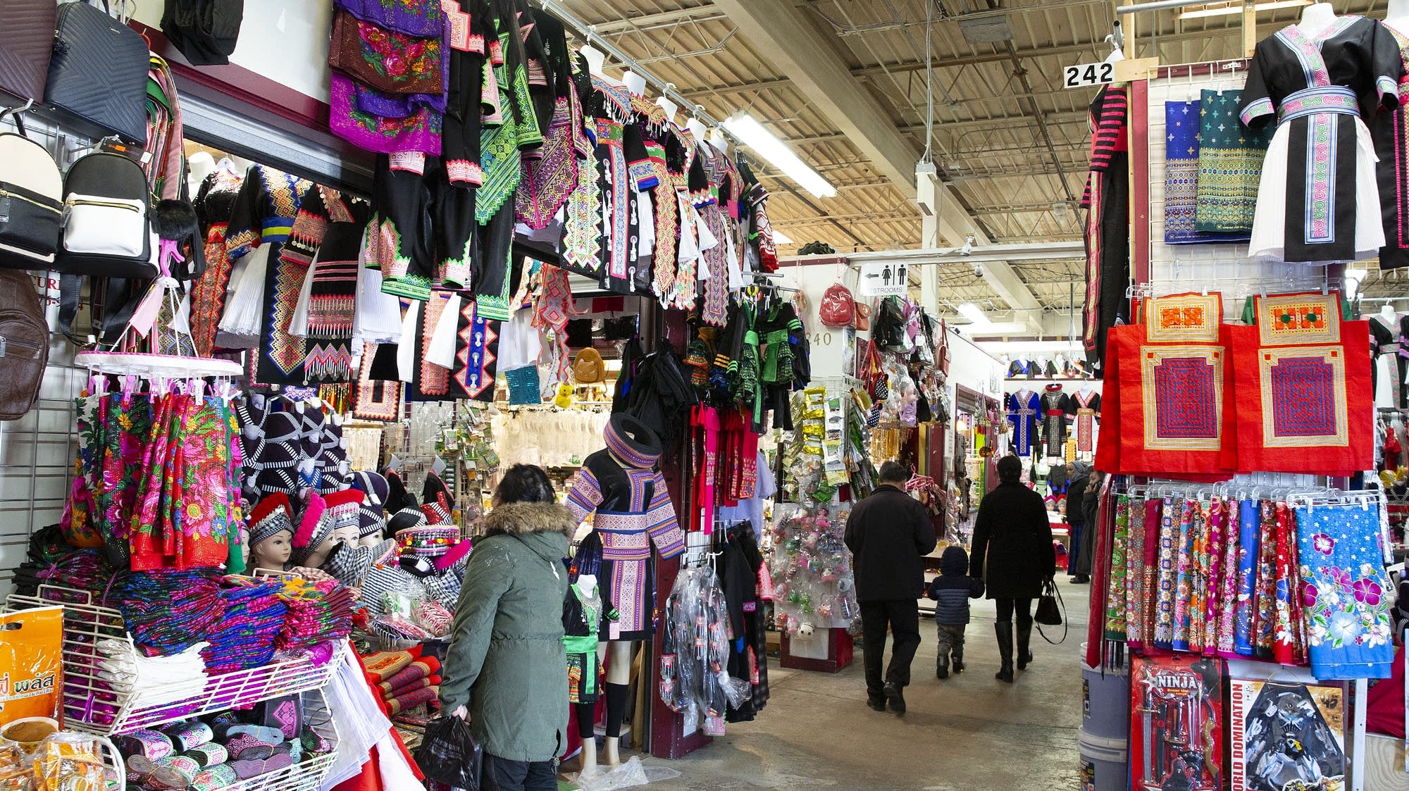 Bogus story of an immigration raid brings chaos to Hmong market | MPR News