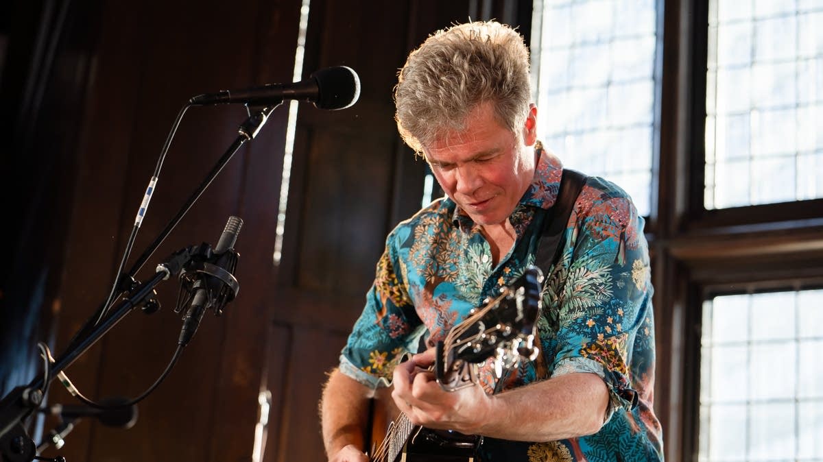 Watch Josh Ritter's energetic Microshow set at the Minneapolis Club