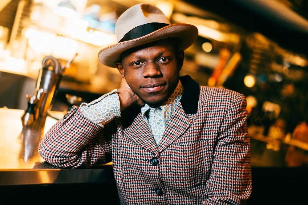 Photos: jeremy messersmith goes solo on the first night of Icehouse ...