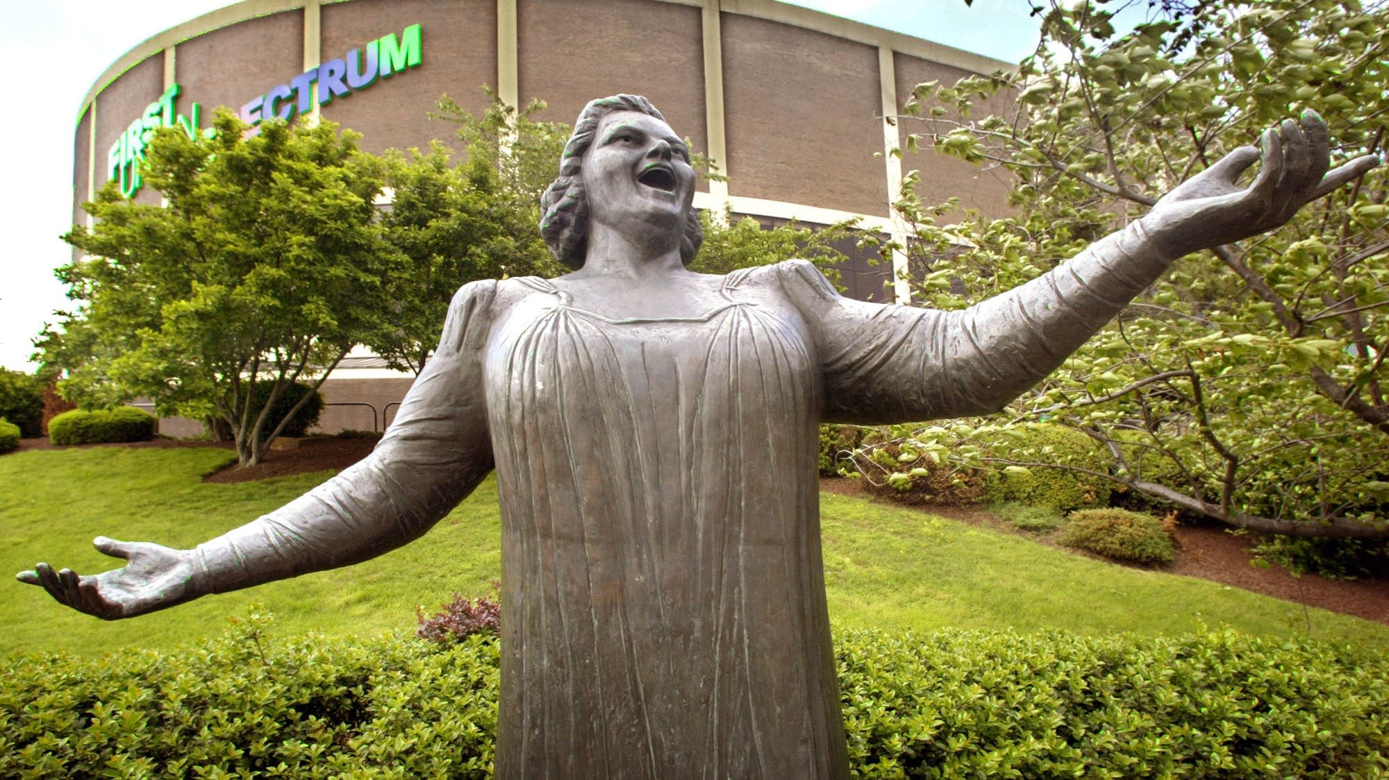 After link to racist songs, sports teams give Kate Smith the boot | MPR ...