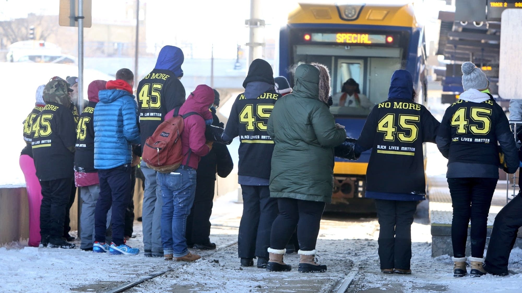 Super Bowl: Police remove protesters after brief shut down of light ...