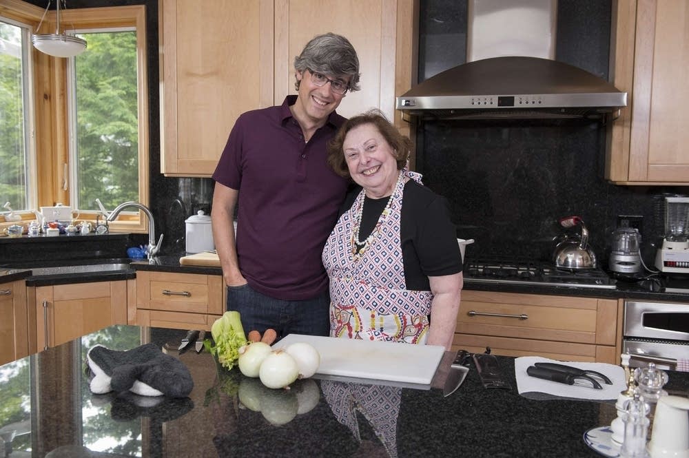 Mo Rocca is pro-leftovers, anti-cupcake and wants to cut his family in ...