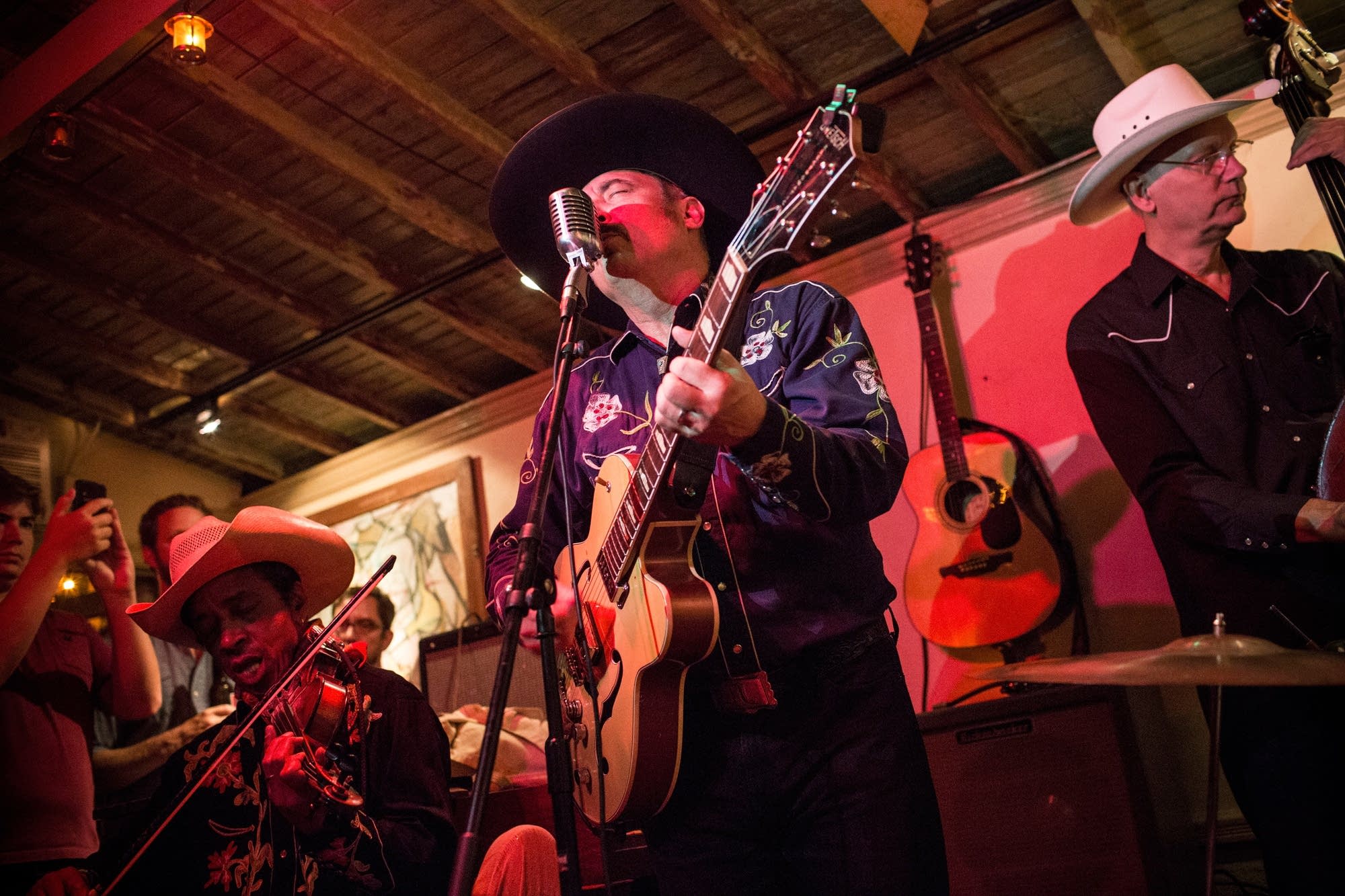 How Smokey Hormel Became The Quintessential Session Musician