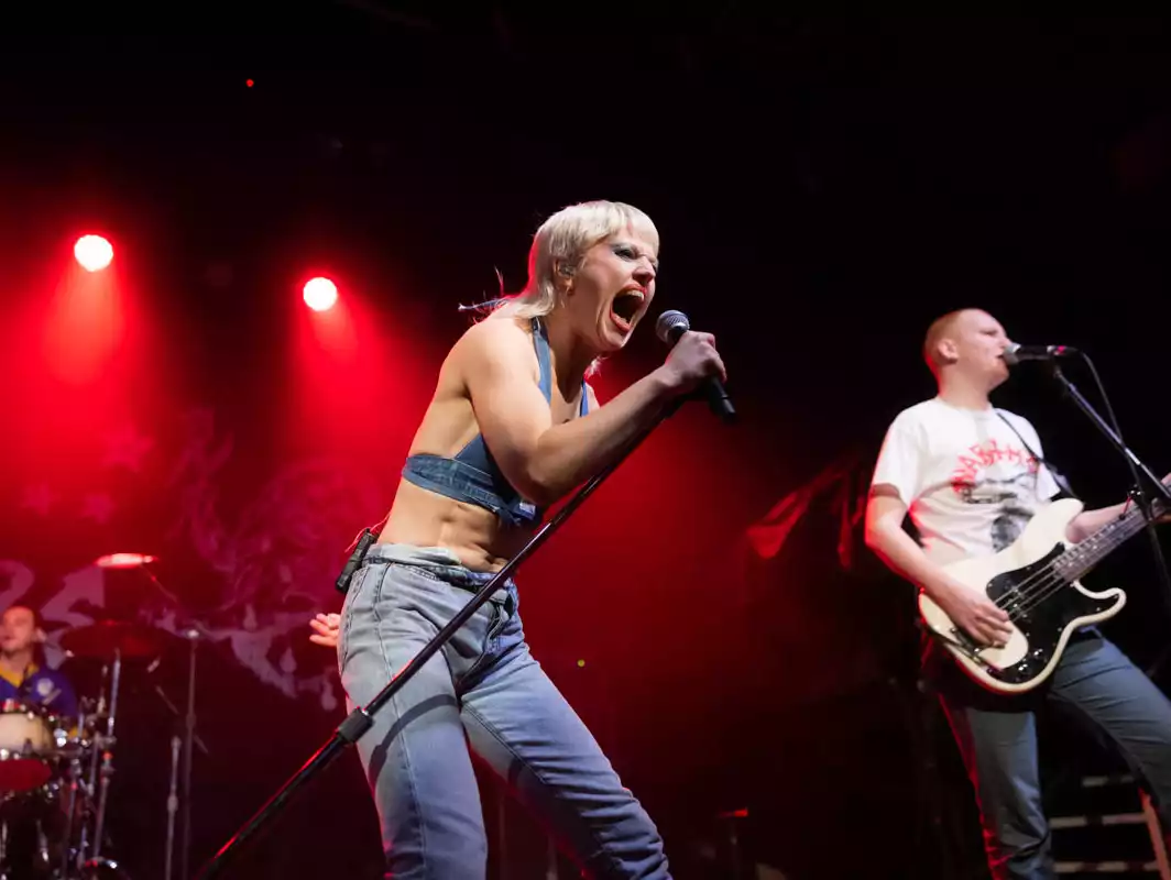 Amyl and the Sniffers dominate First Avenue with tenacious spirit