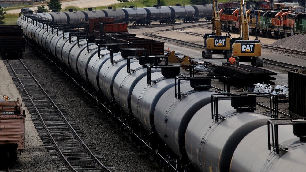 Thousands of defects found on oil train routes | MPR News