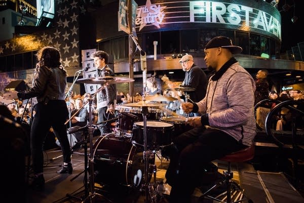 Listen to Minnesota musicians perform Prince hits outside First Avenue ...