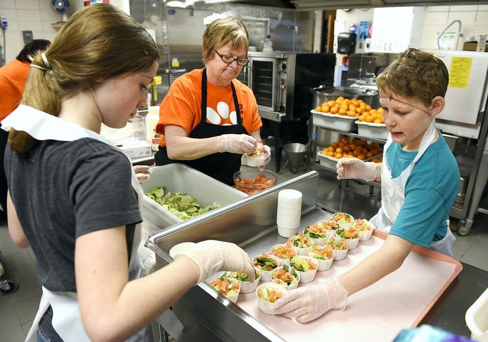 Clearwater elementary students take hand in school lunch | MPR News