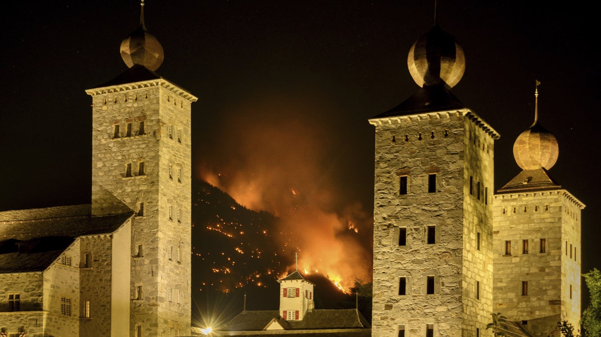 Tourists and residents warned to stay inside as deadly heat hits Europe ...