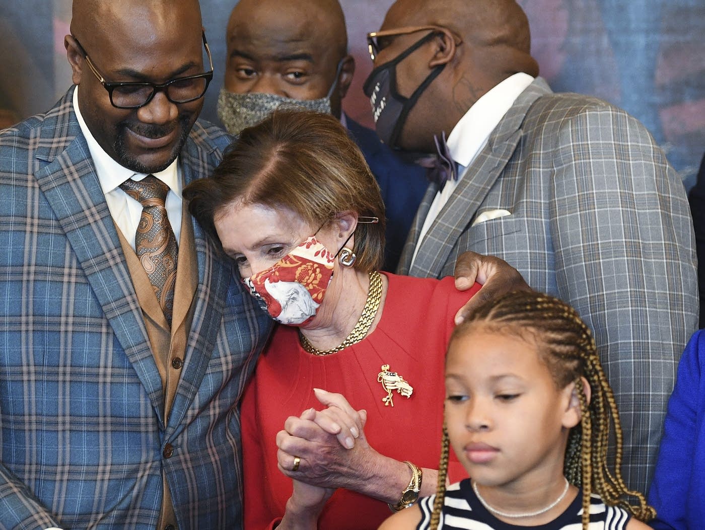 Floyd family meets Biden as Congress weighs police bill | MPR News
