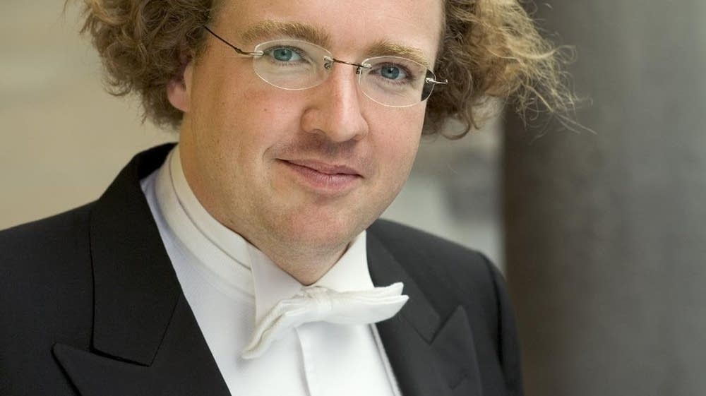 Two intertwined love stories