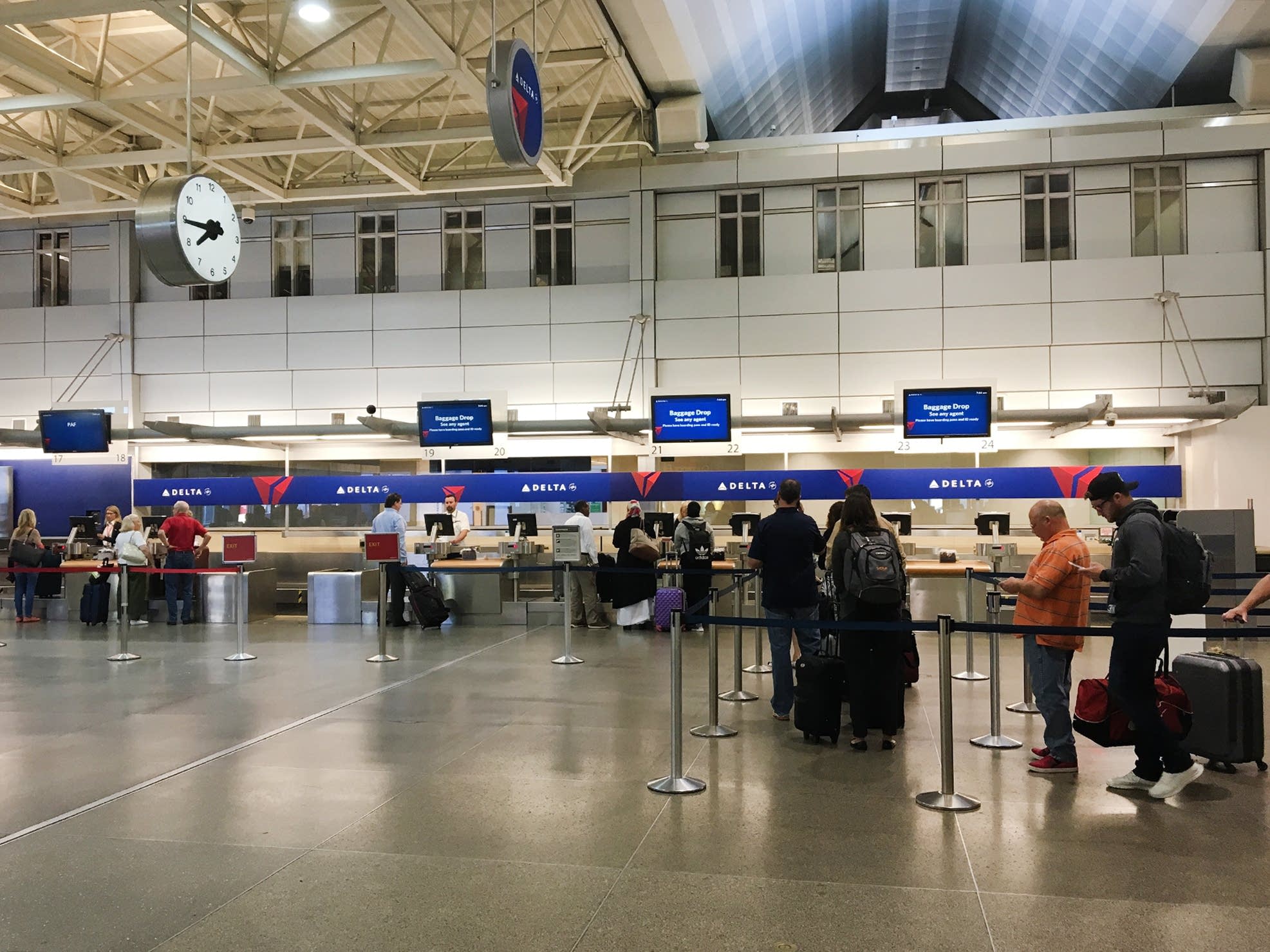 Delta s System Woes Torment Travelers Few Hassles At MSP MPR News