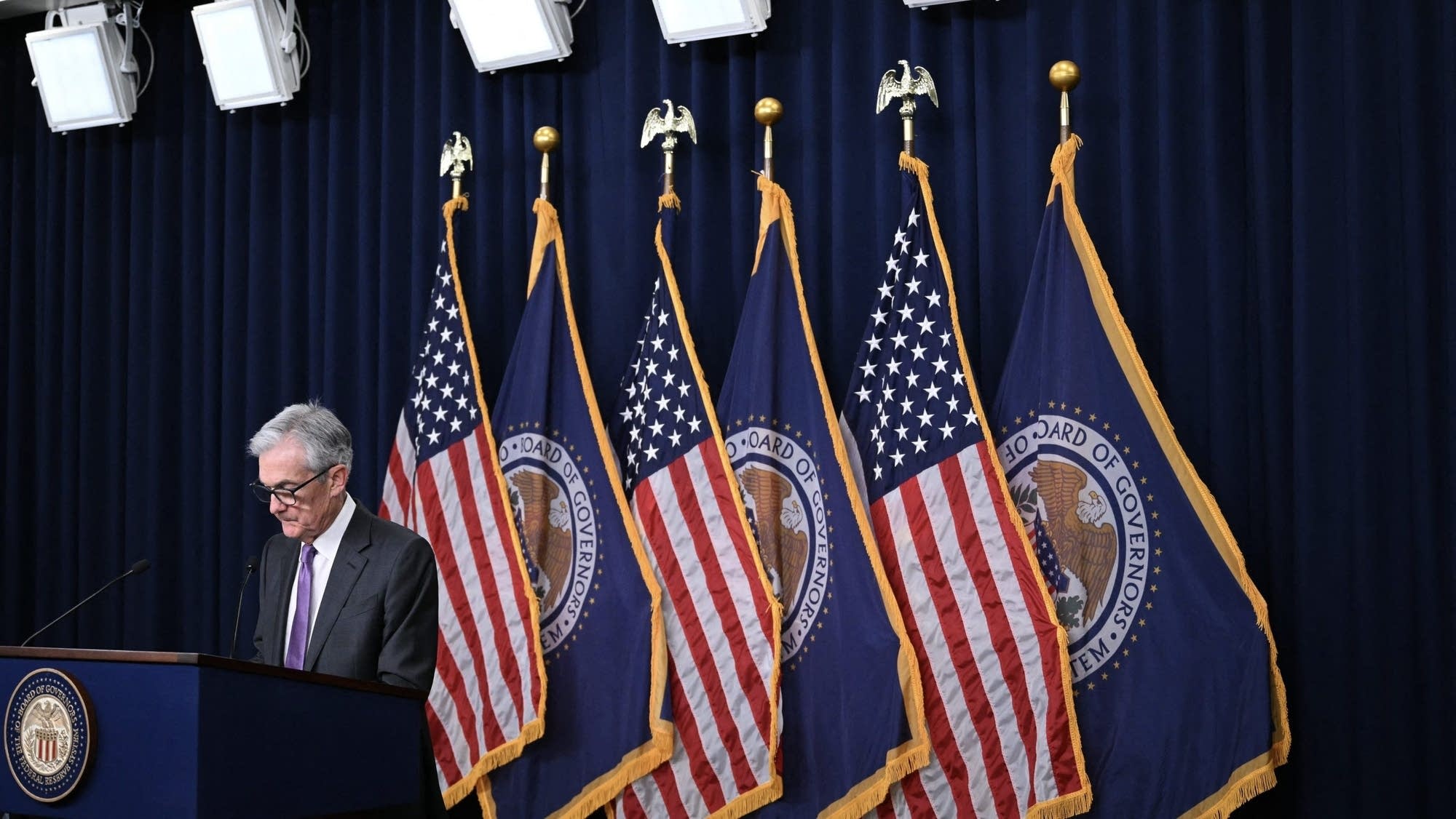 Why does the Federal Reserve maintain its independence?