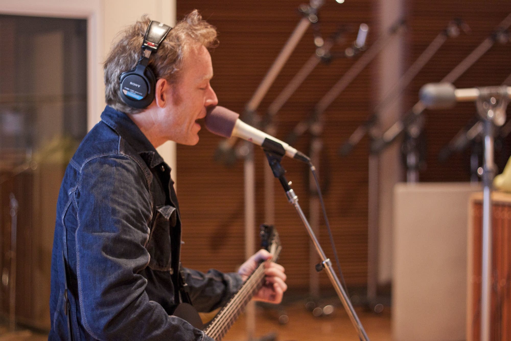 Low performs in the Current Studio