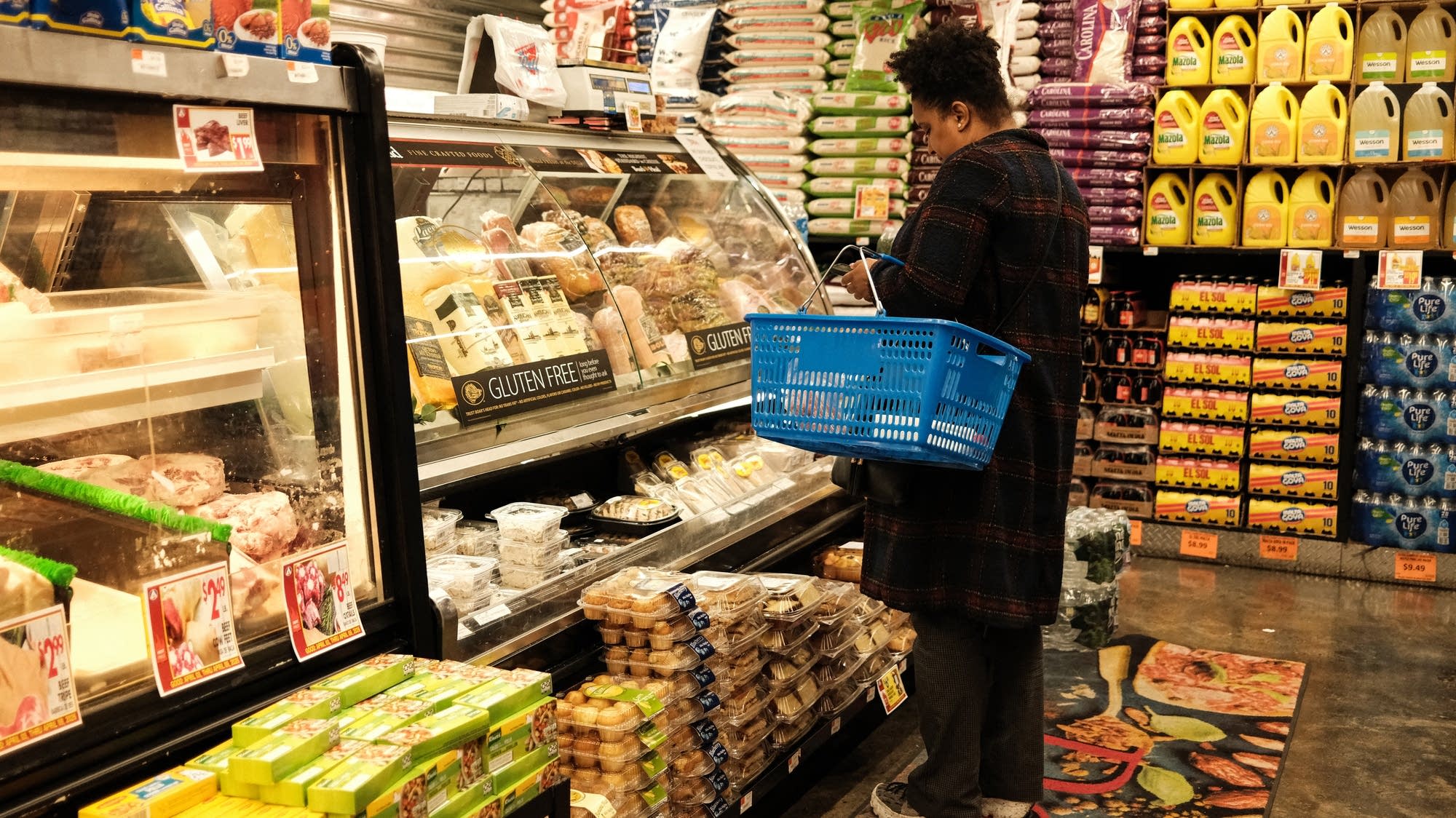 Fewer American workers earn a living wage, report says