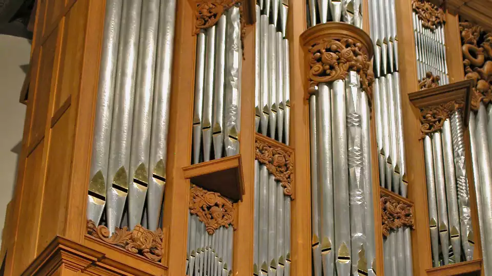 Bach at Holy Cross College | Pipedreams