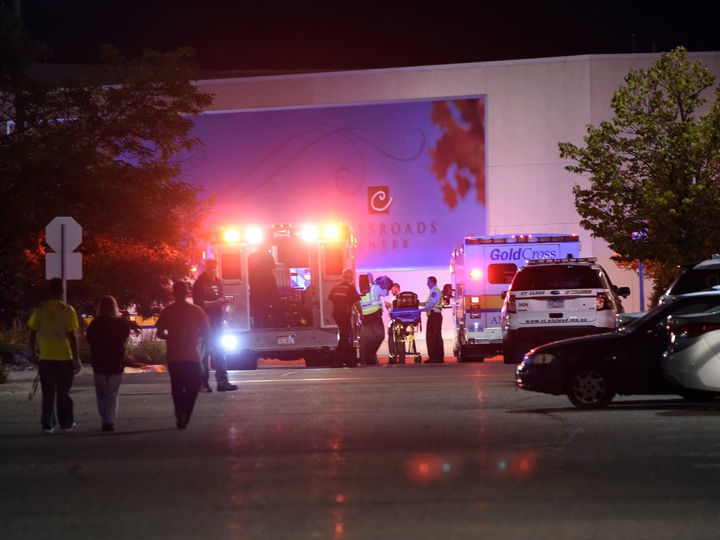'Hero' cop stops knife-wielding attacker's rampage at St. Cloud mall ...
