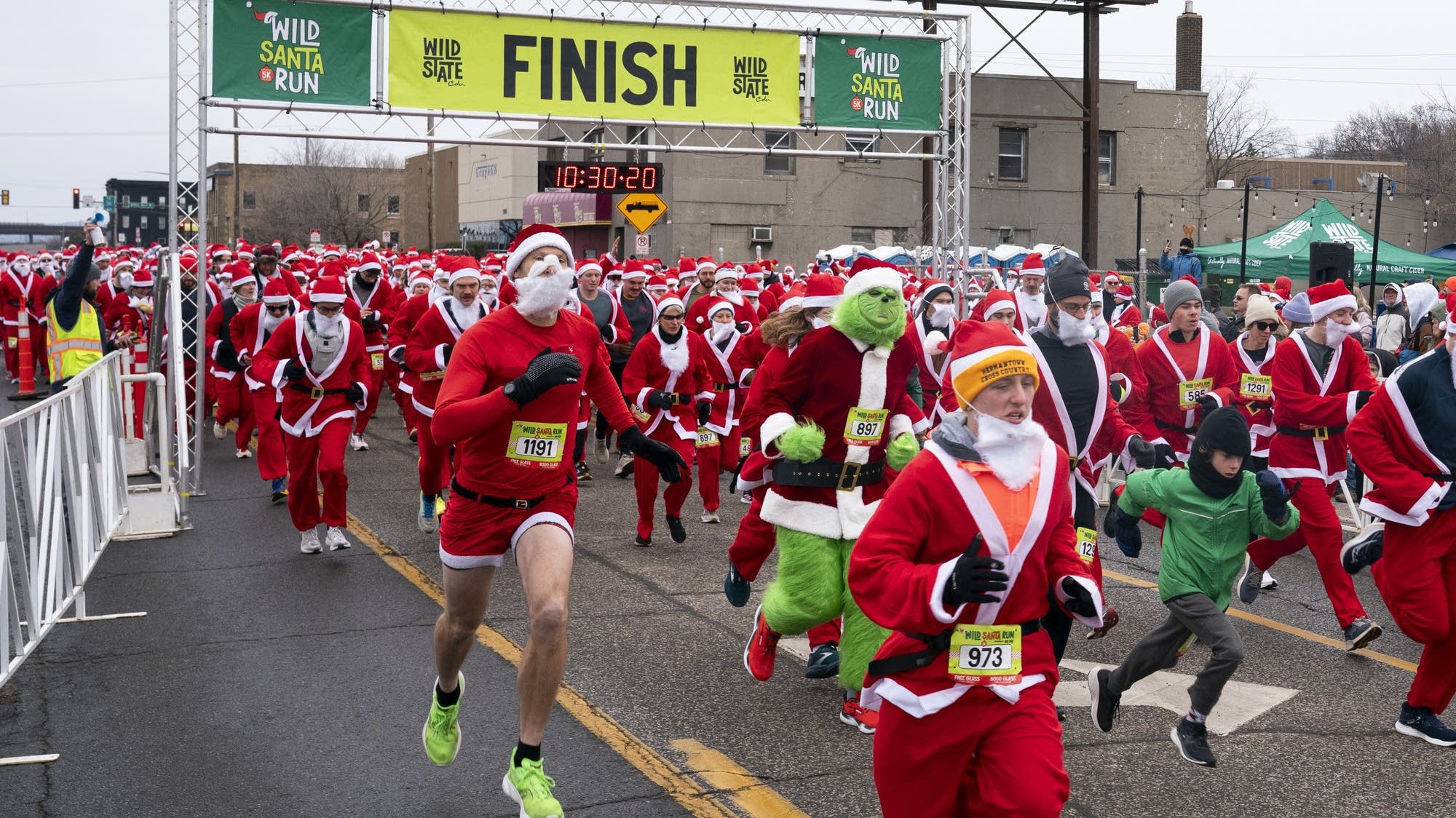 Hundreds dress as Santa for Duluth 5K race in below-freezing ...