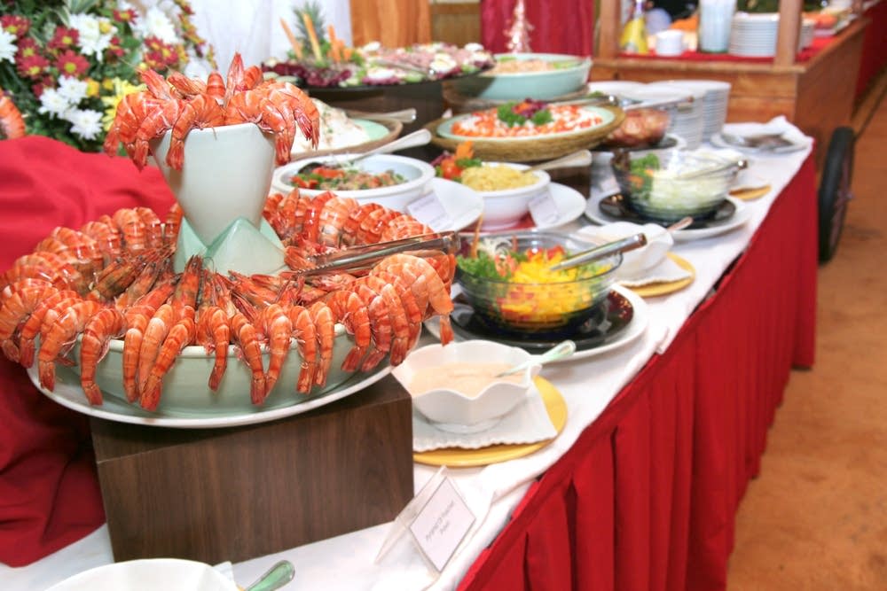 Want leftover shrimp? Hide those expensive buffet items at the end ...