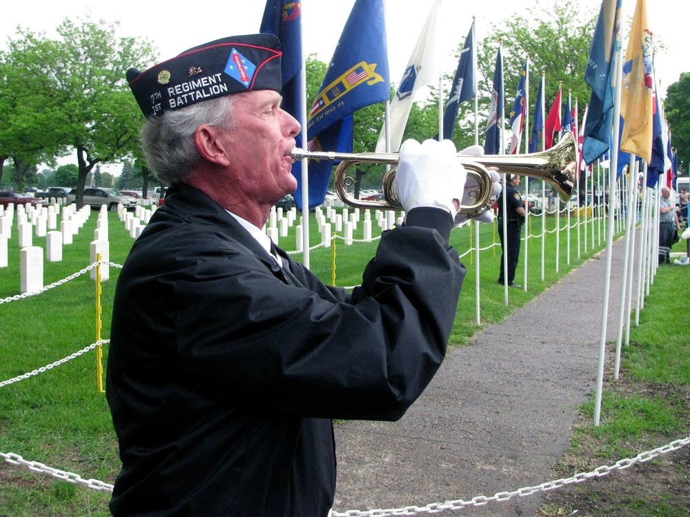 Soldiers honored in ceremony at Fort Snelling National Cemetery ...
