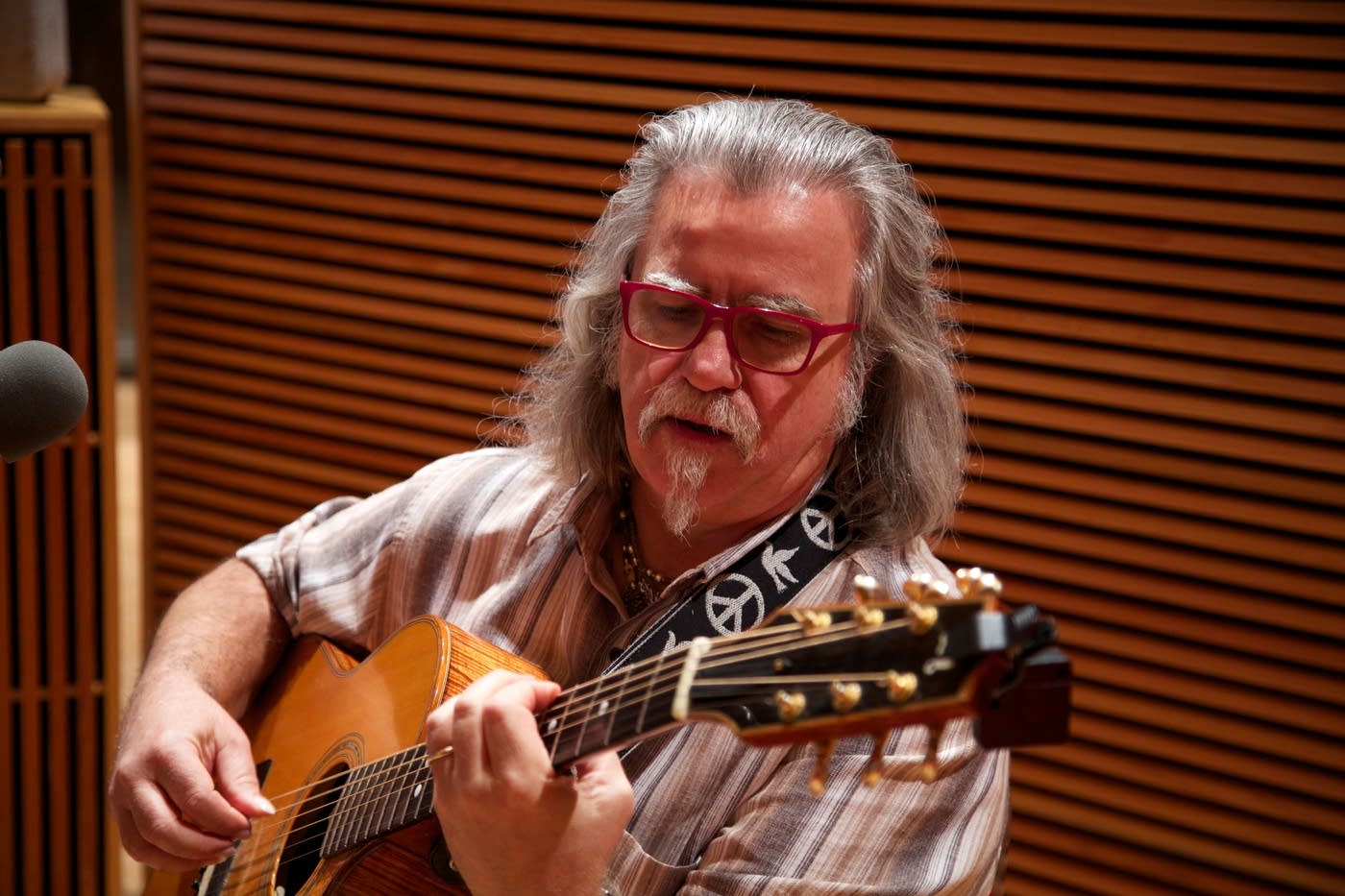 Tim Sparks performs in the Radio Heartland studio | The Current