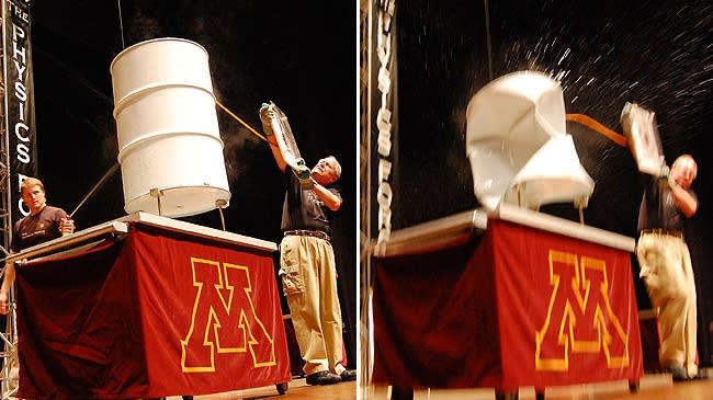 'Physics Circus' at U of M mixes science and stagecraft | MPR News
