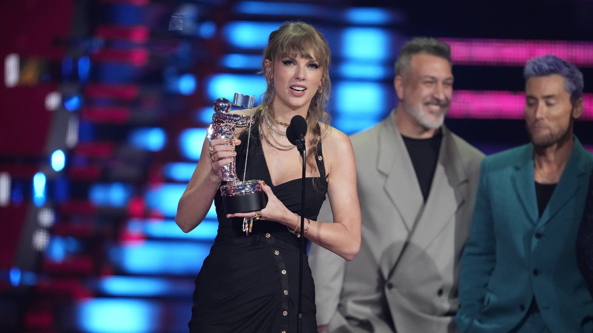 Taylor Swift and her 'Anti-Hero' top MTV VMAs in a show dominated by ...