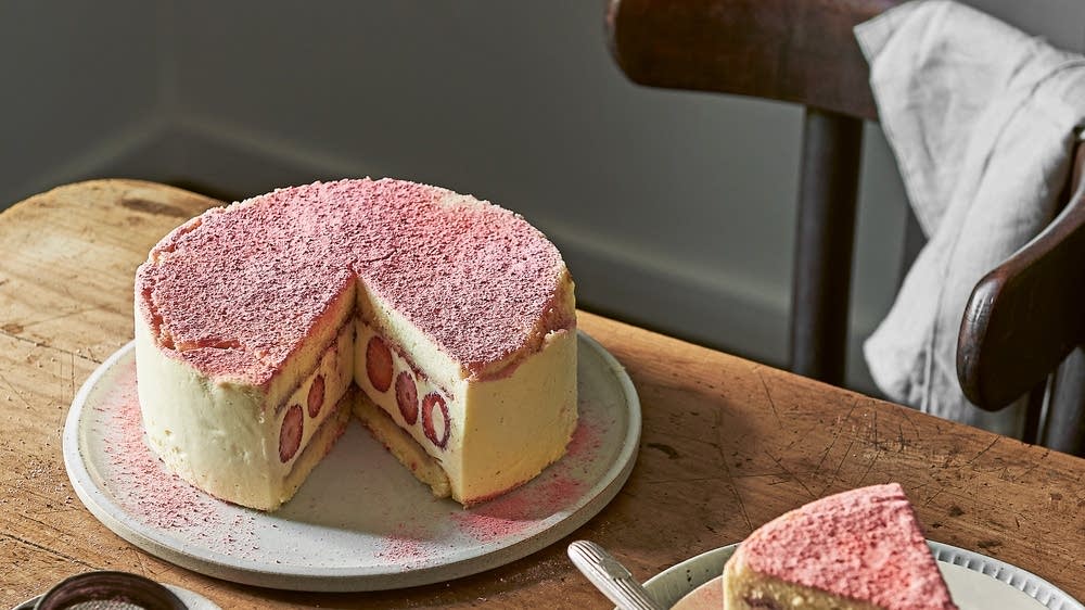 Fresh Strawberry Buttersponge with Mascarpone Mousse and Strawberry ...