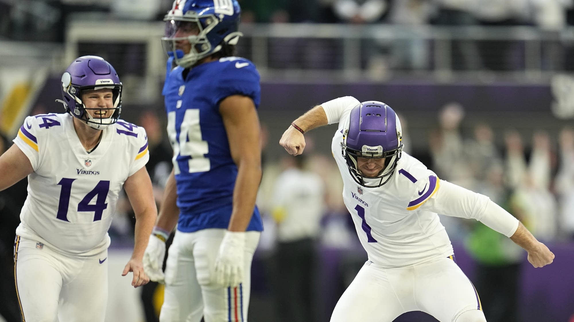 Vikings edge Giants 27-24 on Joseph's game-ending 61-yard FG | MPR News