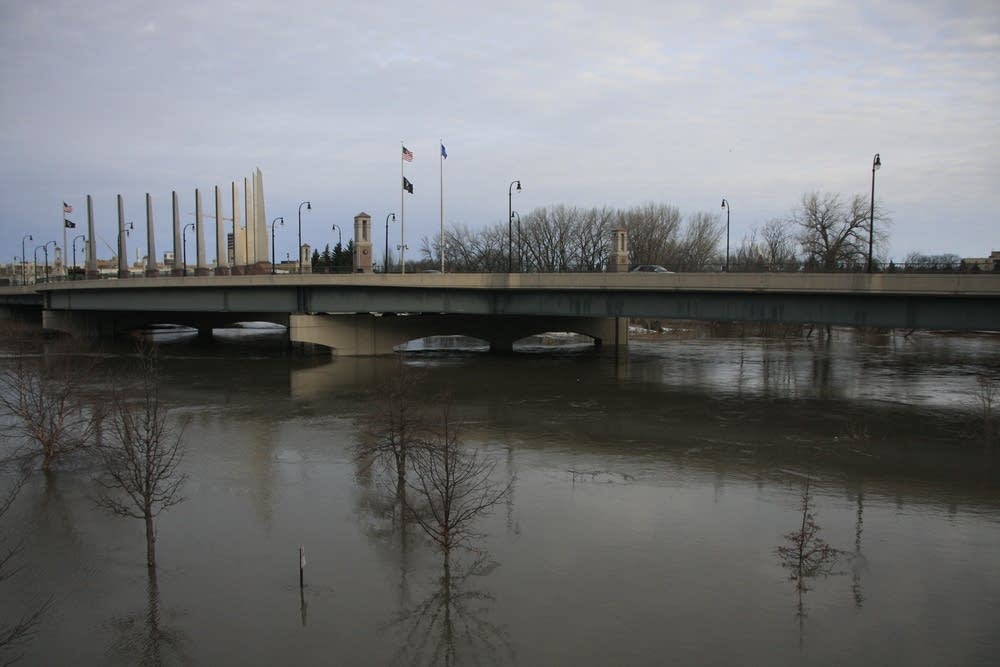 Red River rising to record levels for October | MPR News