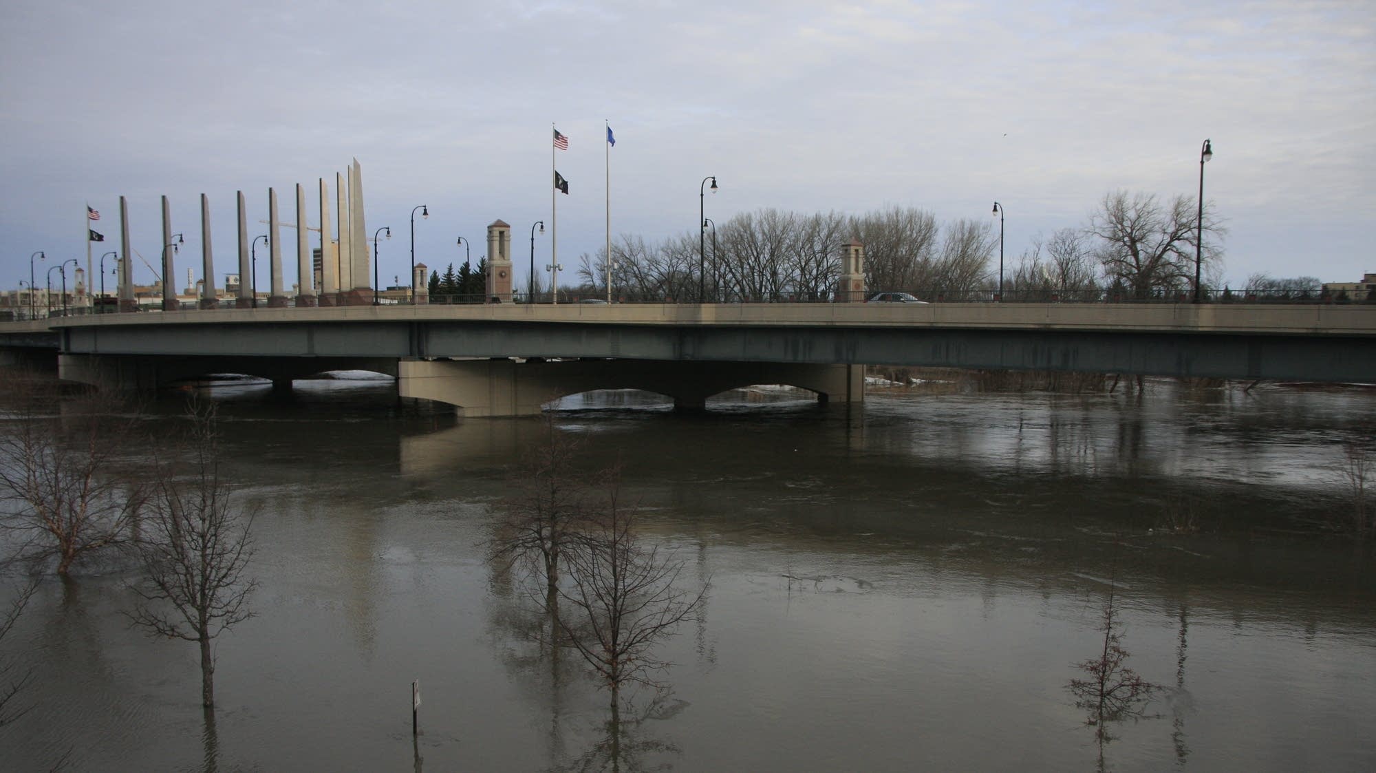 Red River rising to record levels for October | MPR News