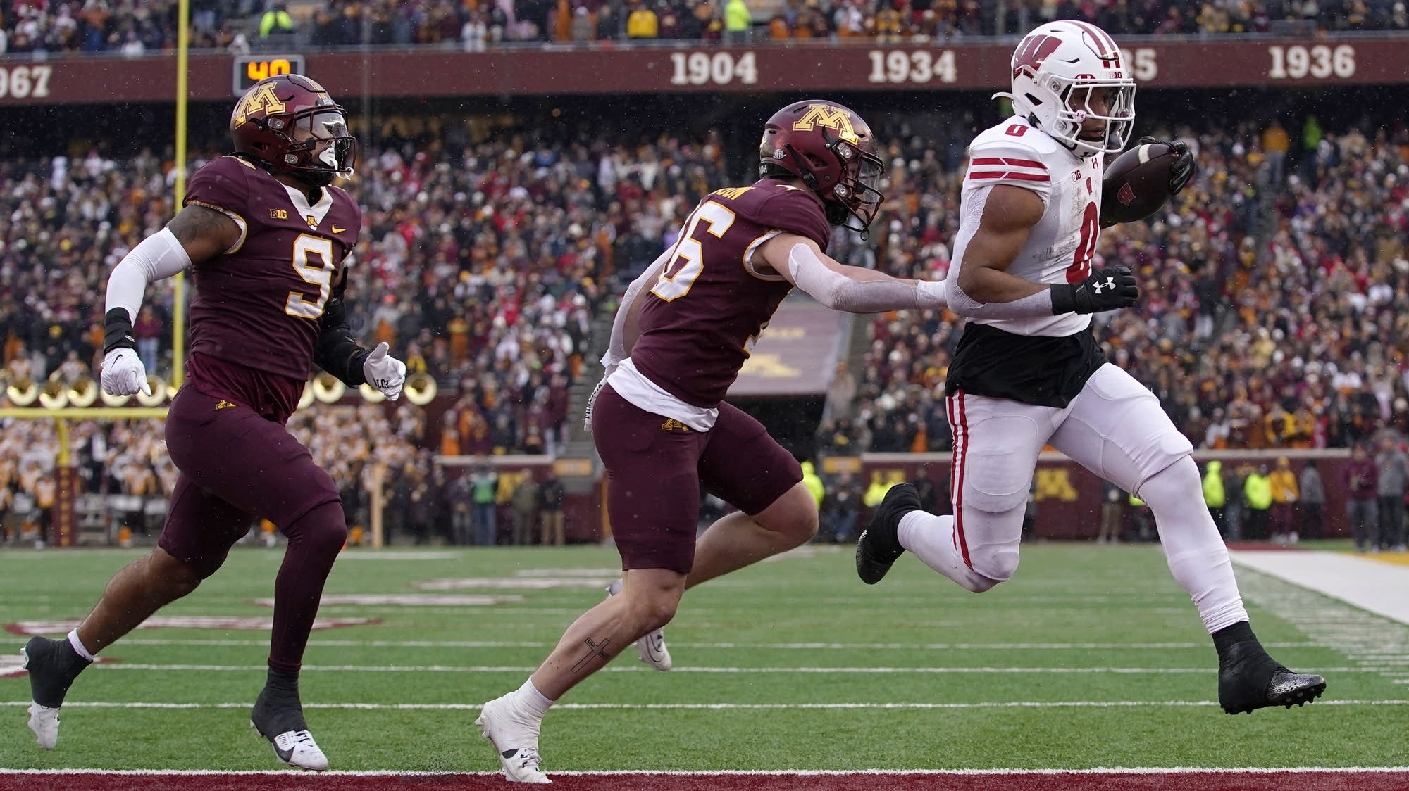 Badgers beat Gophers 28-14 to take back Paul Bunyan's Axe behind Allen ...
