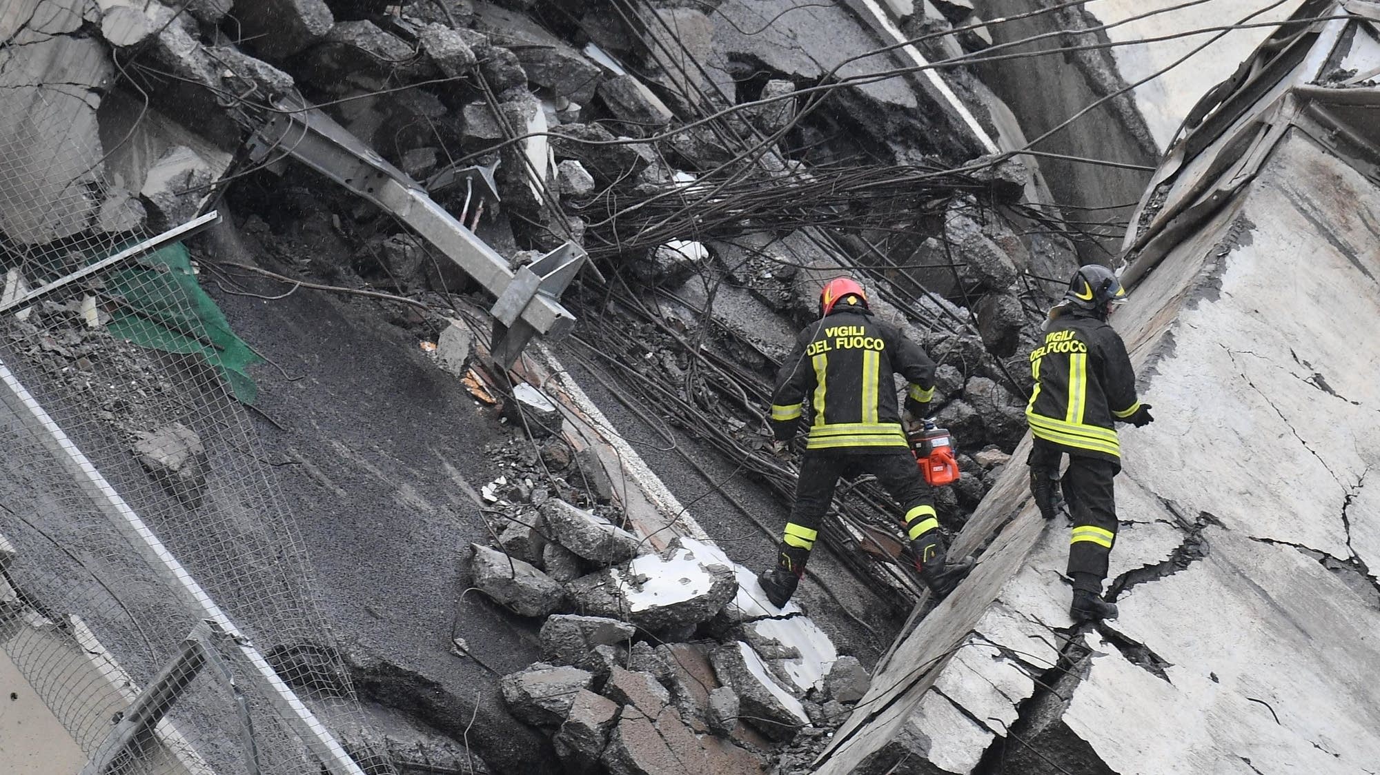 At least 35 people die after span of busy highway bridge collapses in ...