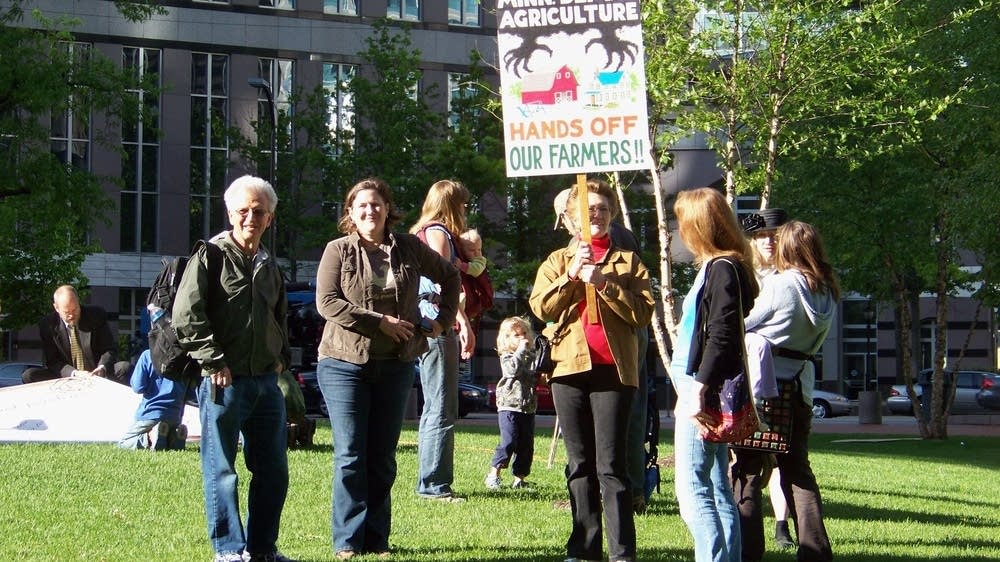 Raw milk supporters rally outside Minn. courthouse | MPR News