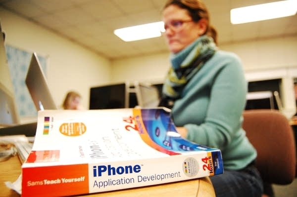 Students learn smart phone programming in U of M's new 'apps' class ...