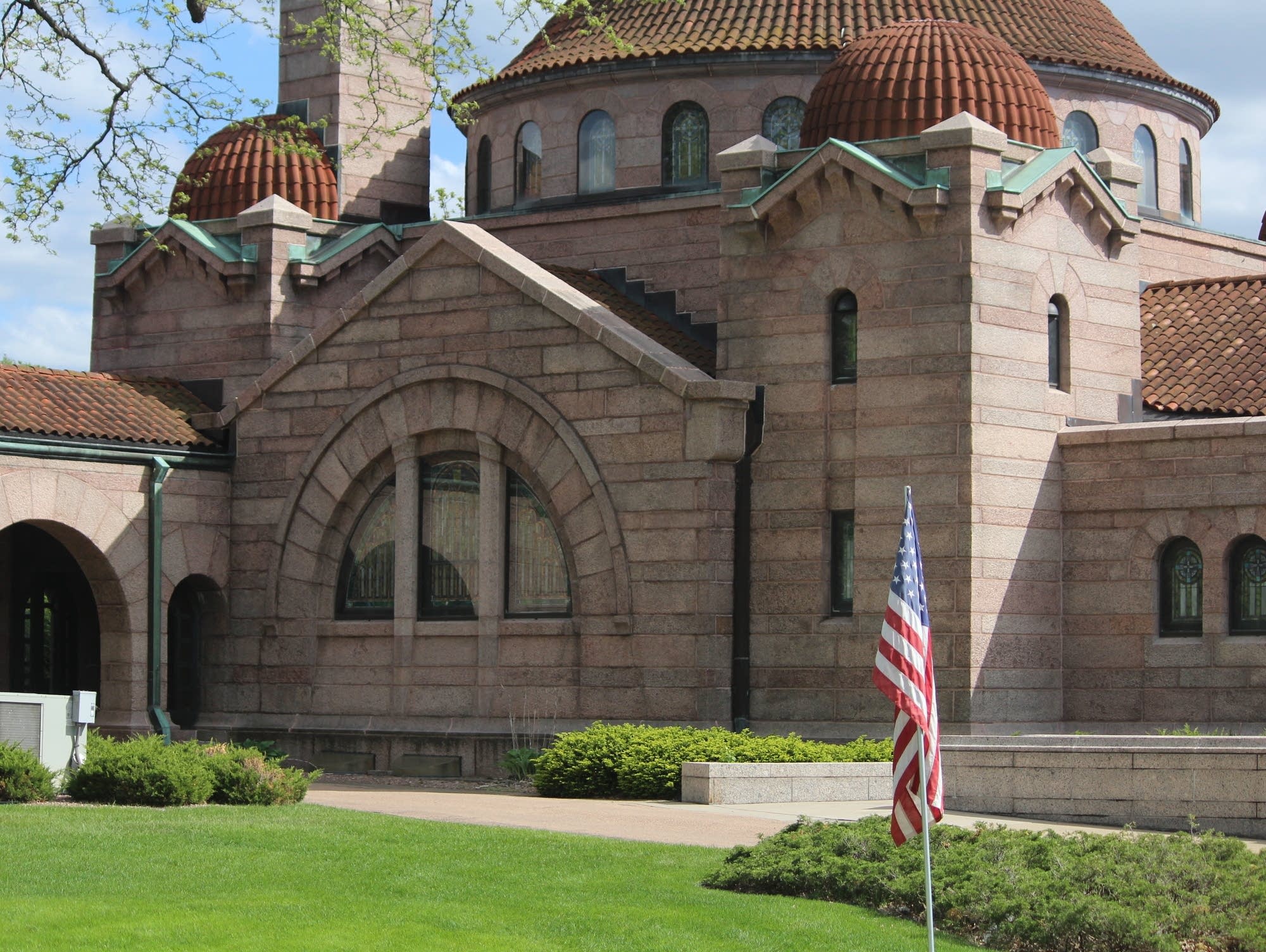 Minneapolis cemetery focuses on stories this Memorial Day | MPR News