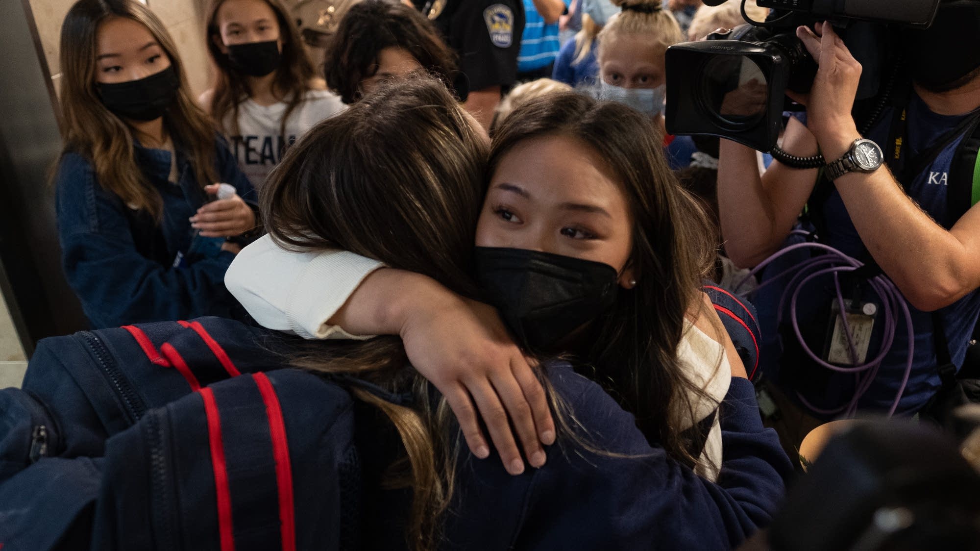 Fans welcome Olympic gymnasts Lee and McCallum home | MPR News