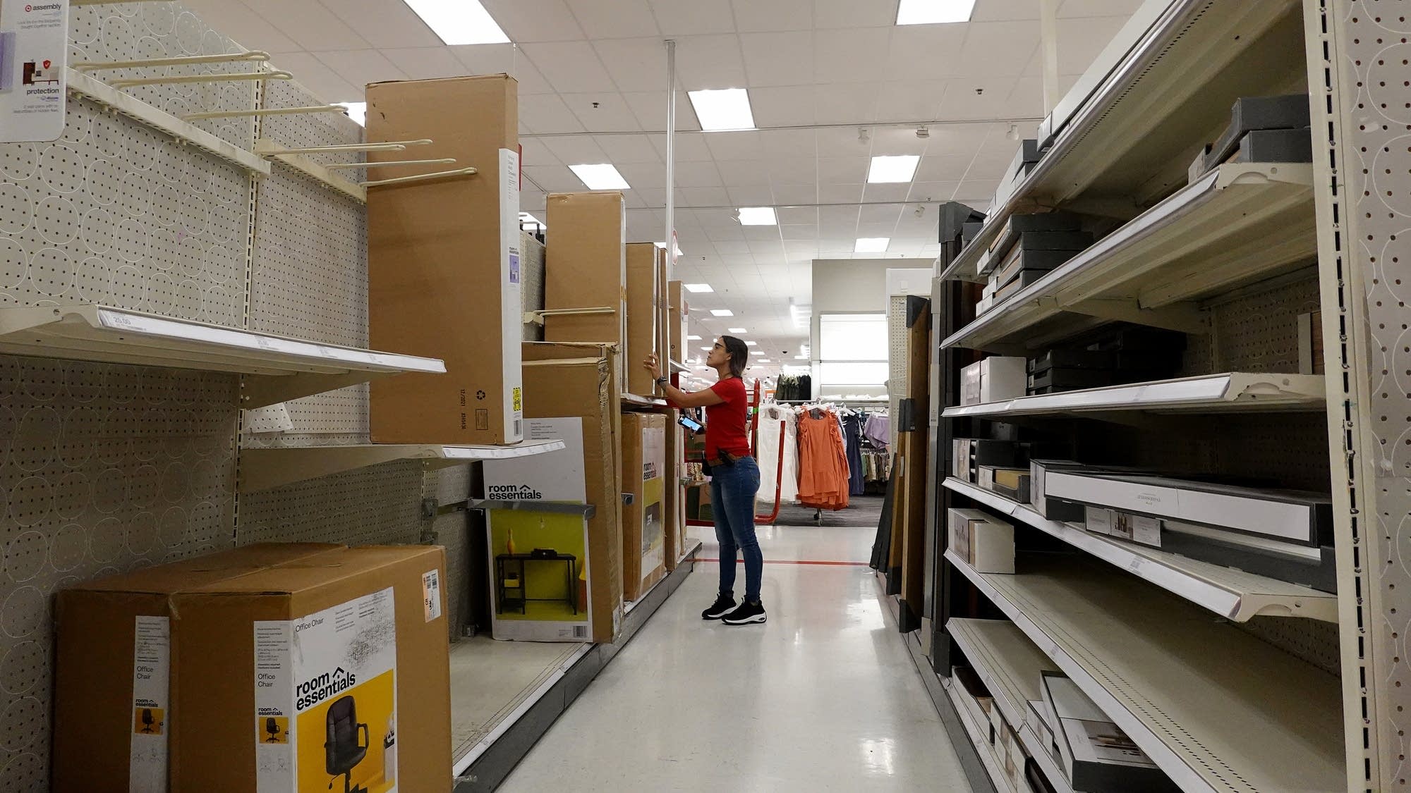 Retailers are stuck with too much inventory right now - Marketplace