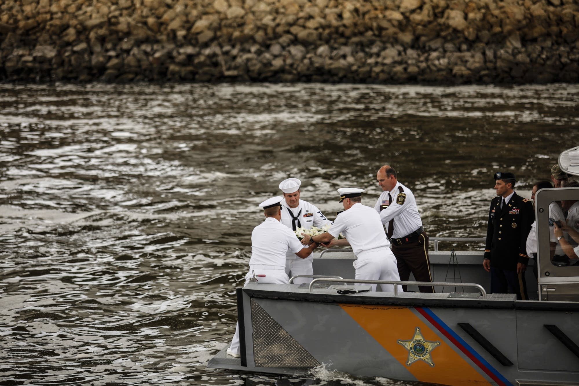 Rescue teams remember I-35W bridge collapse at wreath laying ceremony ...