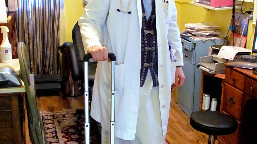 Doctor as renegade -- accepts cash, checks, eggs or pie, not insurance ...