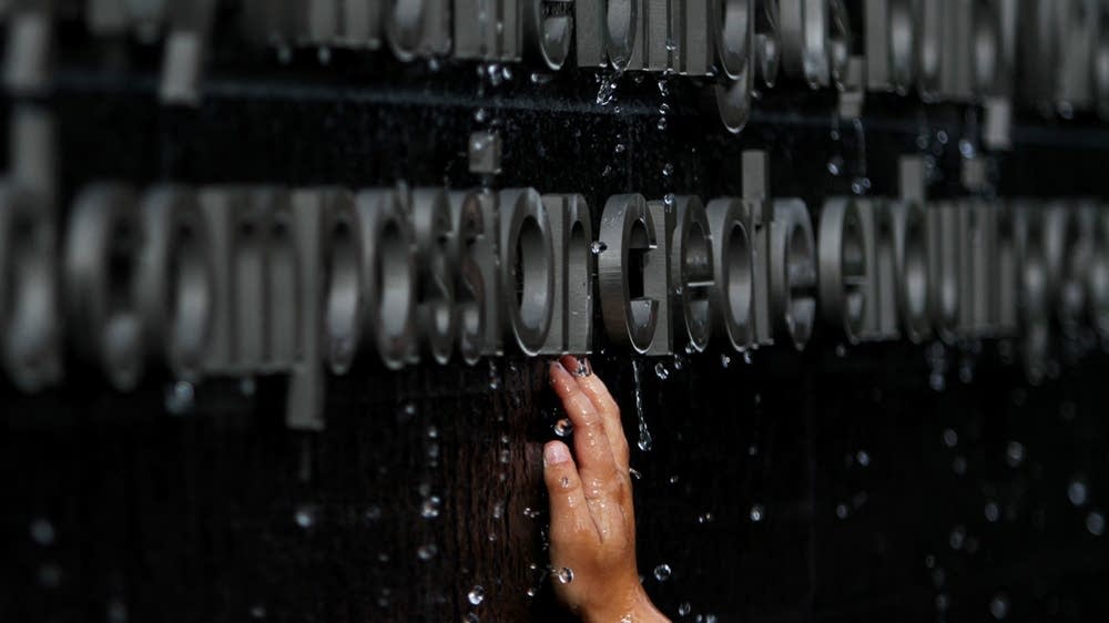 Hundreds turn out to dedication of 35W bridge memorial | MPR News