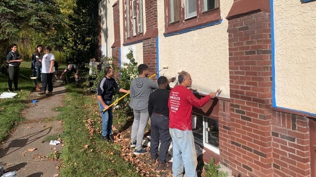 Muslim and Jewish communities clean graffiti on Duluth mosque | MPR News