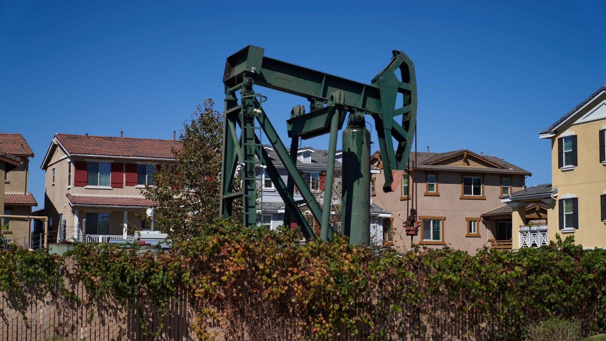 Record oil output with fewer rigs