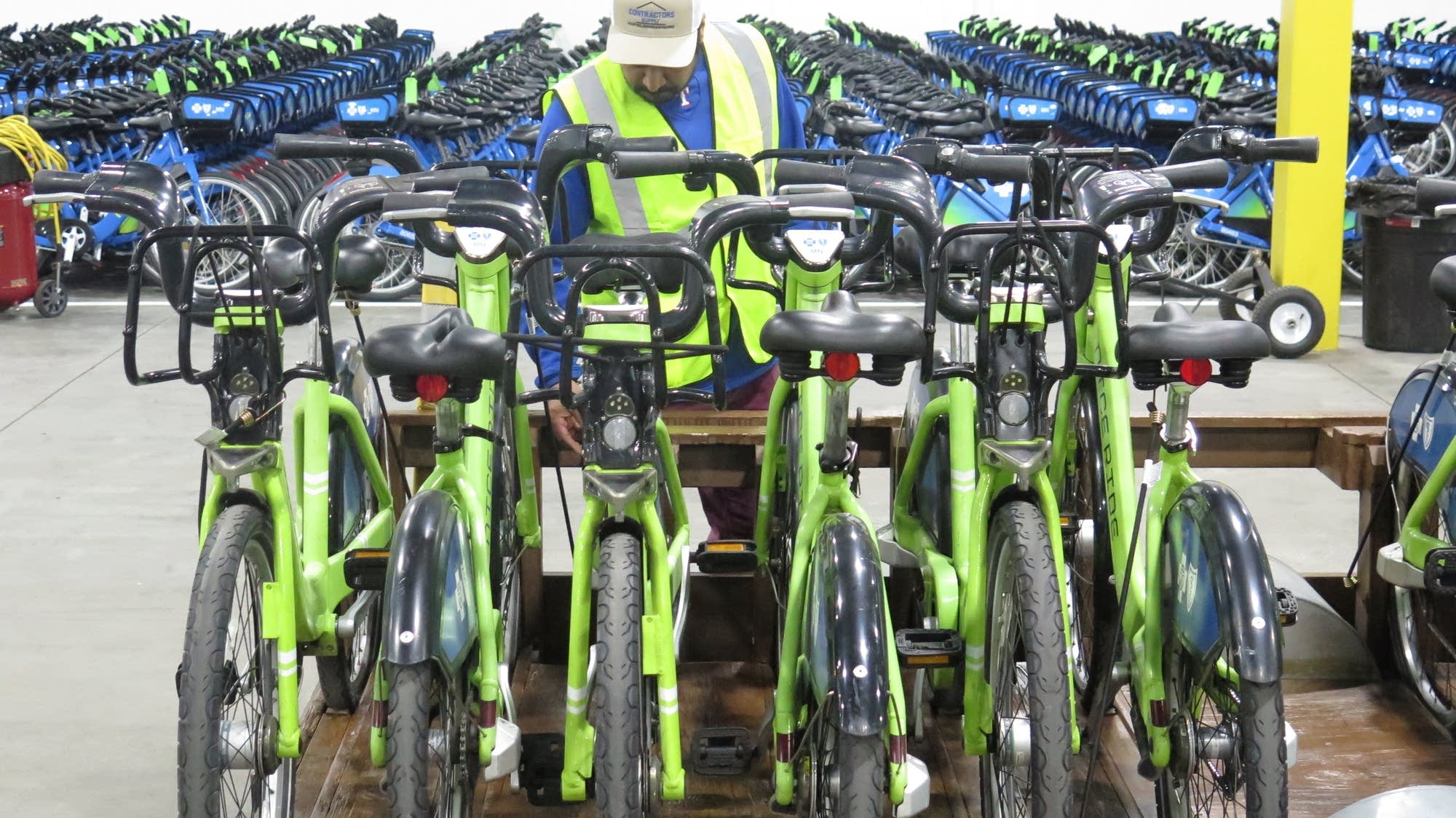 Minneapolis' Nice Ride bikes launch in a changed market | MPR News