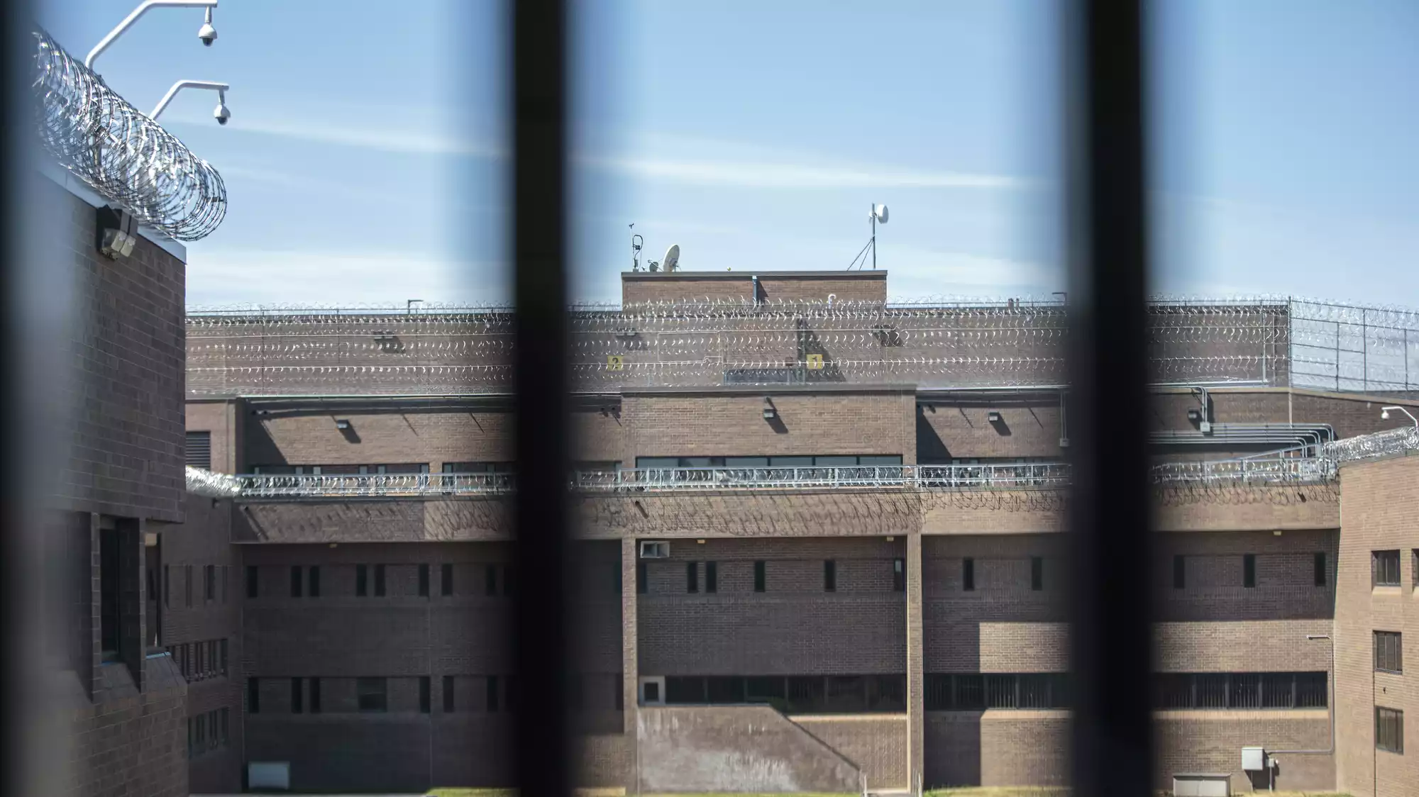 New report says nearly 1 in 5 Minnesota inmates walk out of prison ...