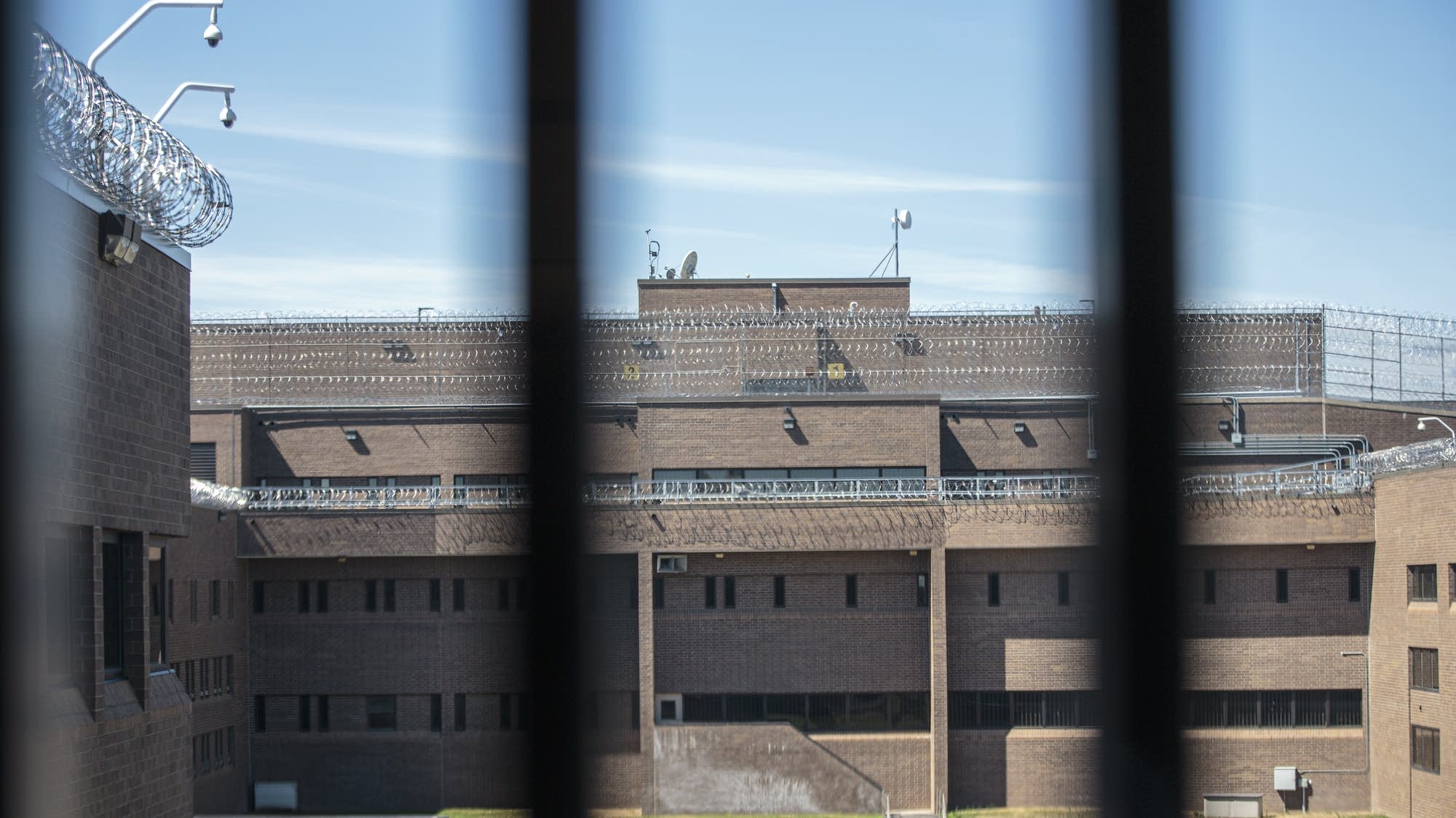 New report says nearly 1 in 5 Minnesota inmates walk out of prison ...