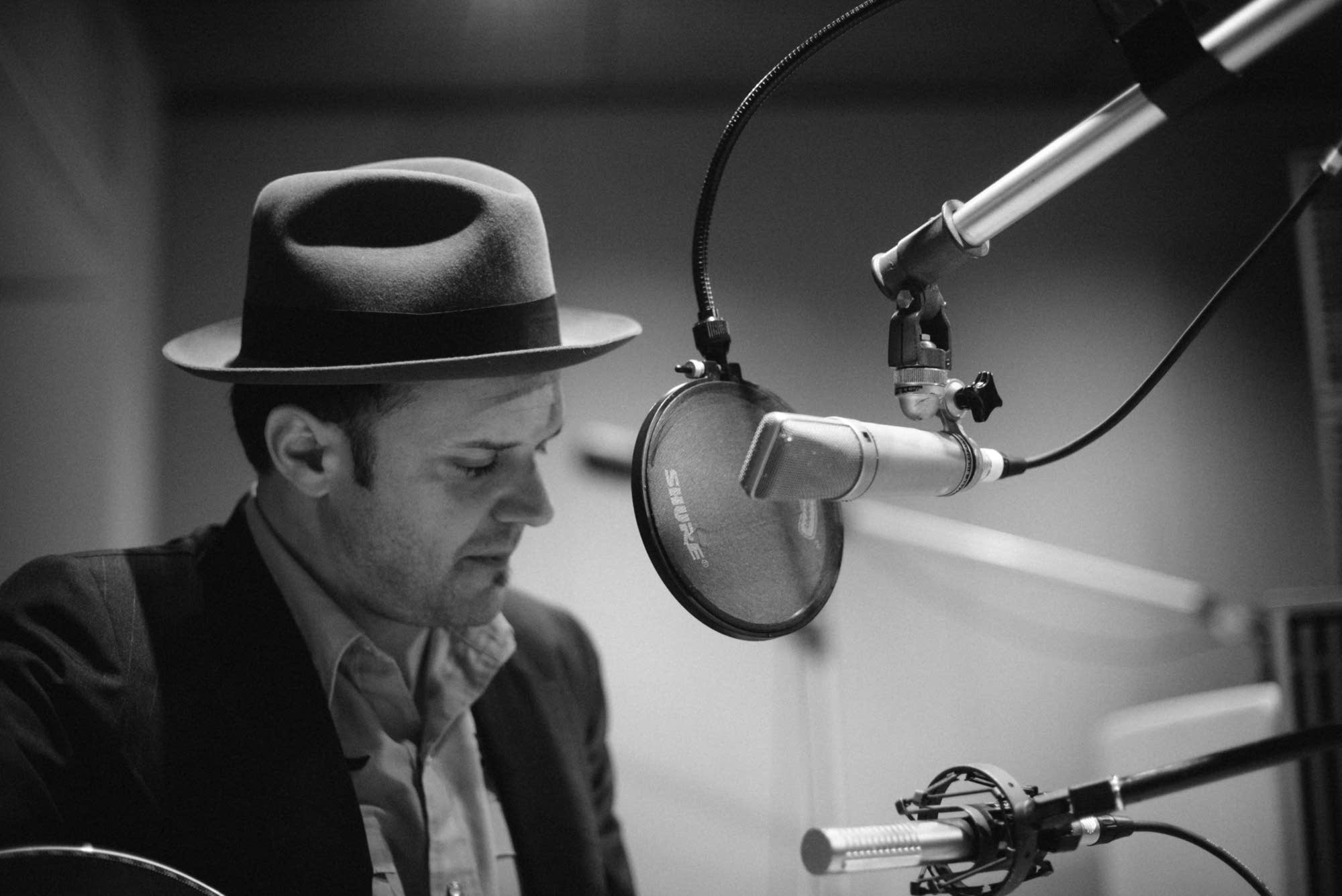 Mark Erelli performs in the Radio Heartland studio