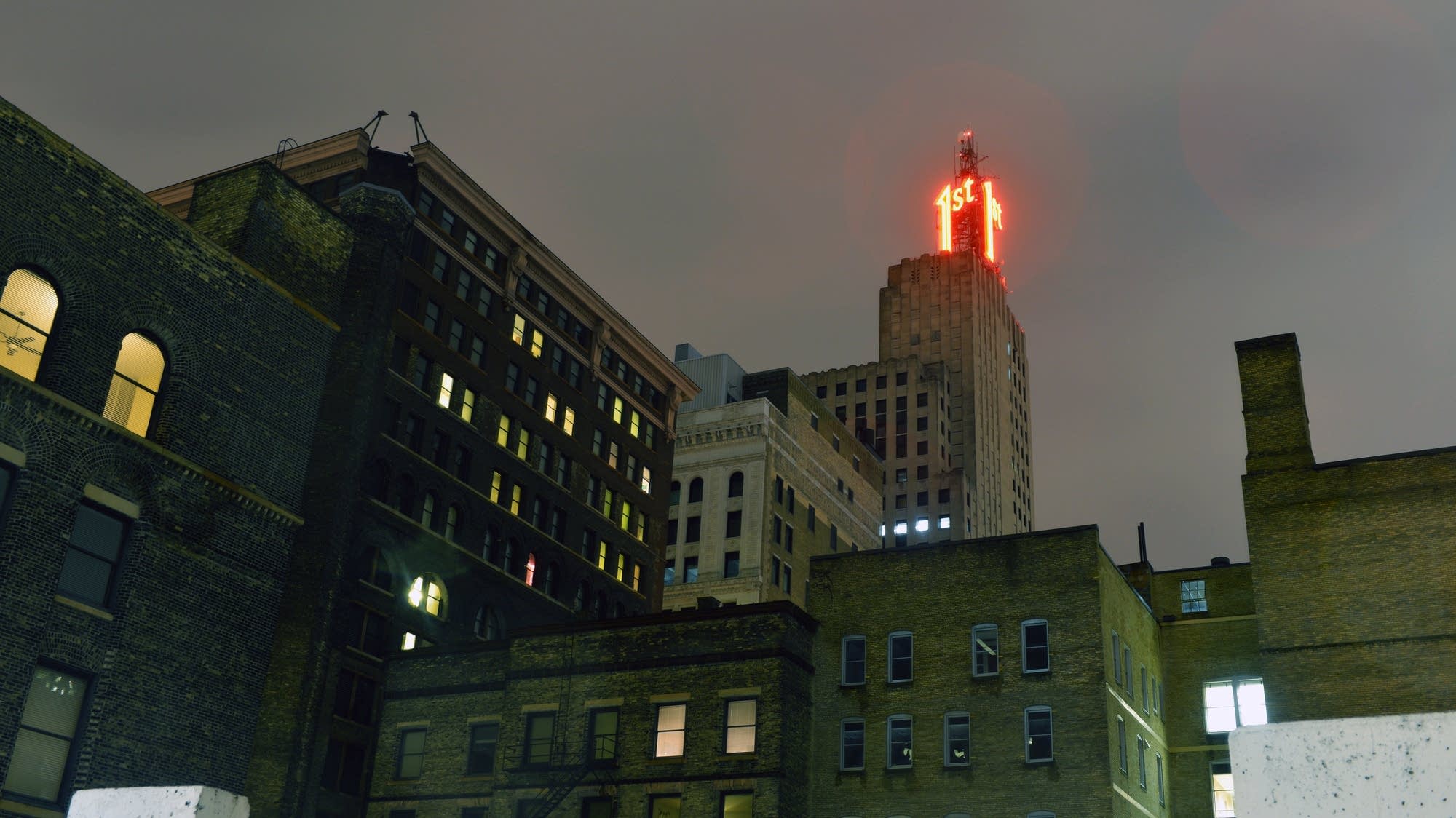 It's lit: First National Bank '1' sign again brightens St. Paul skyline ...