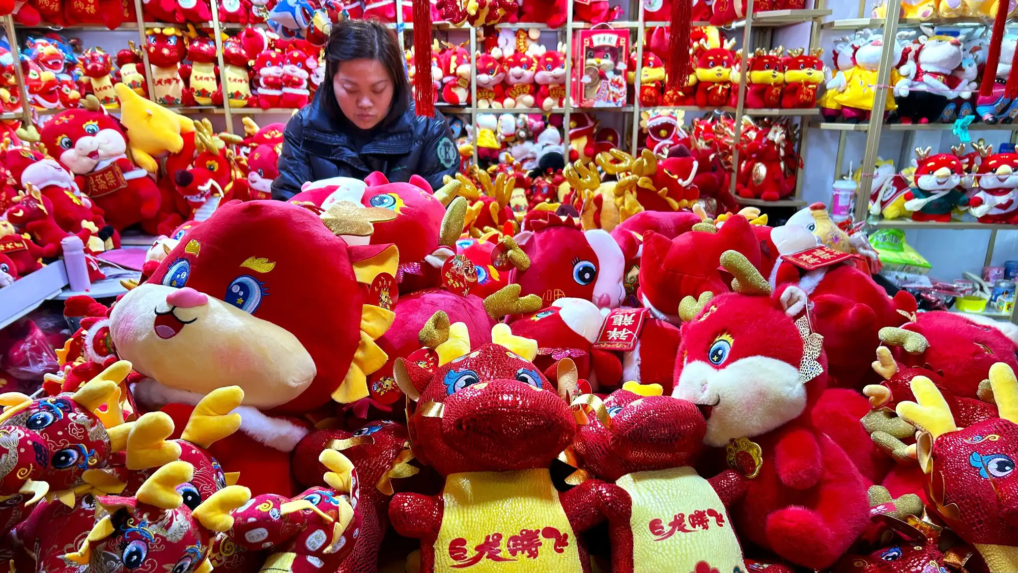 Many Chinese wish for a better economy in the Year of the Dragon ...